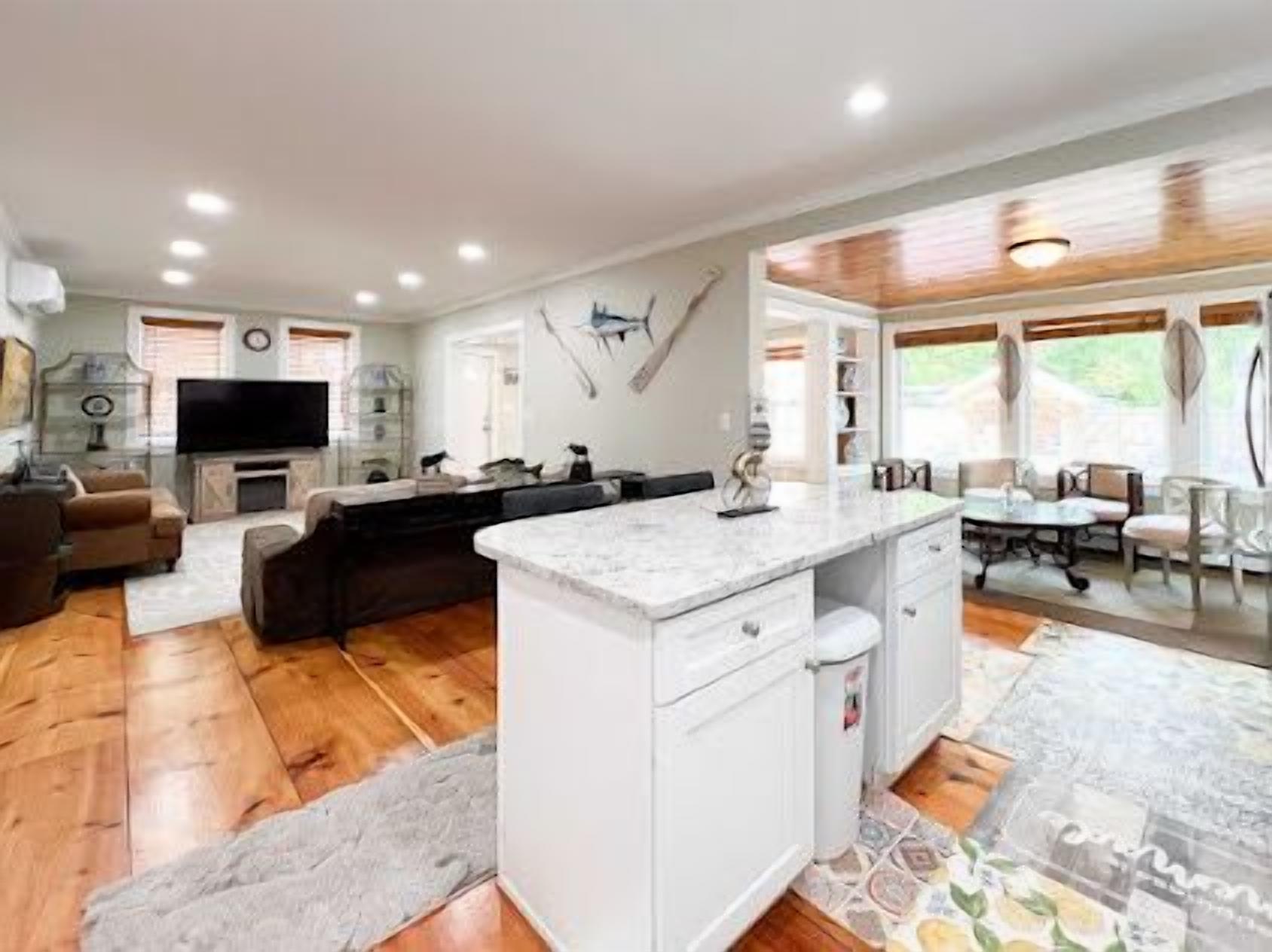 Spacious Cape Cod Escape  Stoney Beach, Ferry & Shining Sea Bikeway.bike.grill - Woods Hole, MA