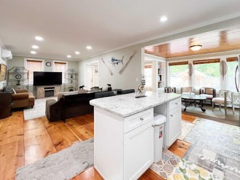 Spacious Cape Cod Escape Stoney Beach, Ferry & Shining Sea Bikeway.bike.grill - Woods Hole, MA