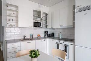 Apartamento standard, 1 quarto, sacada | Cozinha privada | Geladeira grande, micro-ondas, fogão, cooktop