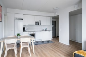 Apartamento standard, 2 quartos, sacada | Cozinha privada | Geladeira grande, micro-ondas, fogão, cooktop