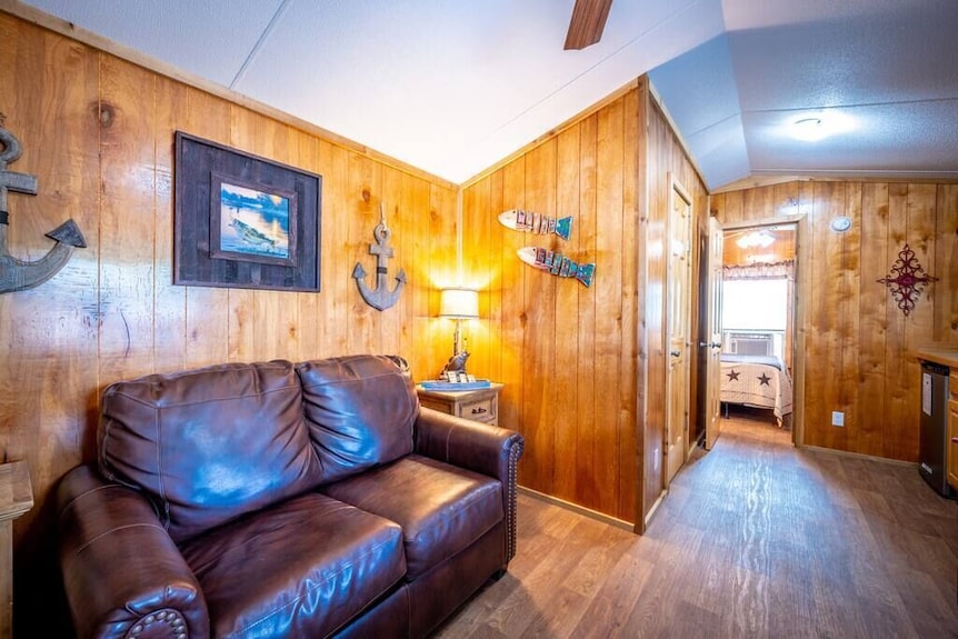 Pecan: Sleeps 3, Tiny Cabin, Pets, Near Park/lake - Oklahoma