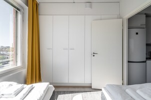 Apartamento família, 2 quartos, sacada | Guarda-roupa