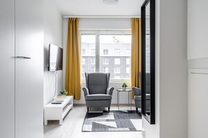 Apartamento standard, 2 quartos, sacada | Área de estar | TV de tela plana 40 polegadas com canais a cabo, TV