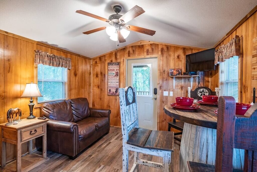 Oakleaf: Sleep 5, Tiny Cabin, Pets, Near Park/lake - Oklahoma