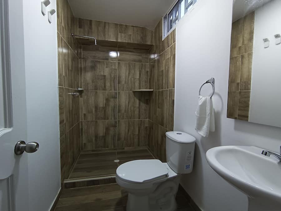 Quarto Duplo Standard | Casa de banho | Um polibã, toalhas fornecidas, sabão, papel higiénico