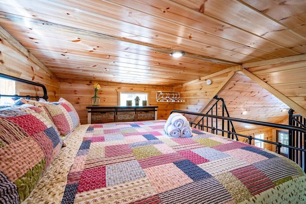 Acorn: Sleeps 4, Tiny Cabin, Pets, Near Park/lake - Broken Bow, OK