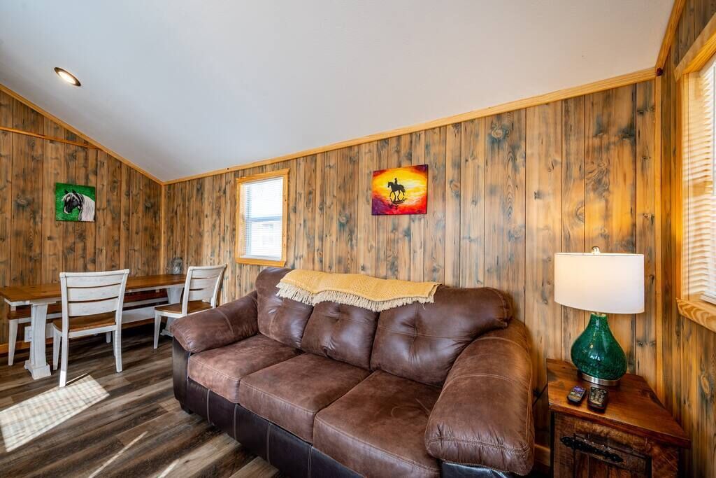 Redwood: Sleep 4, Tiny Cabin, Pets, Near Lake/park - Oklahoma