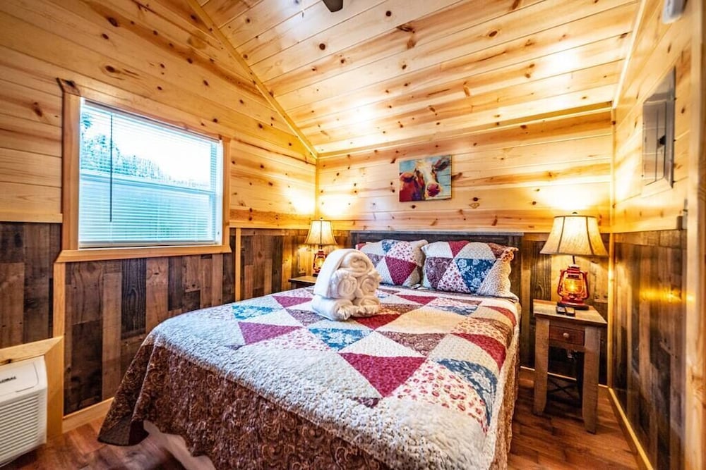 Willow: Sleeps 3, Tiny Cabin, Pets, Near Lake/park - Oklahoma
