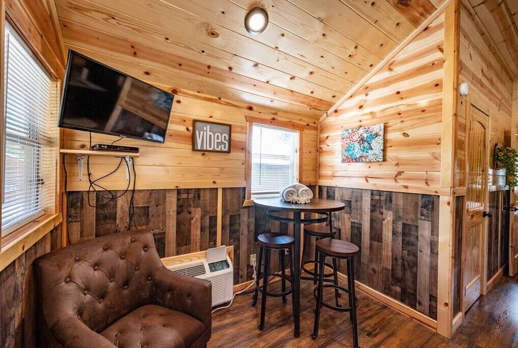 Sugar Maple: Sleep 3, Tiny Cabin, Pets, Near Lake - Oklahoma