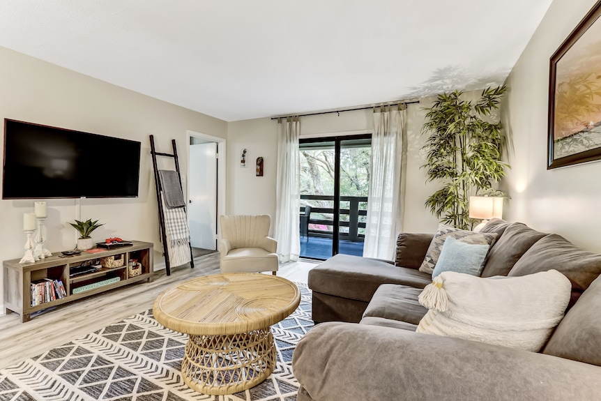 New Listing! Secluded Location A Few Blocks From The Beach, Easy Access By Traveling The Walkway - Fernandina Beach