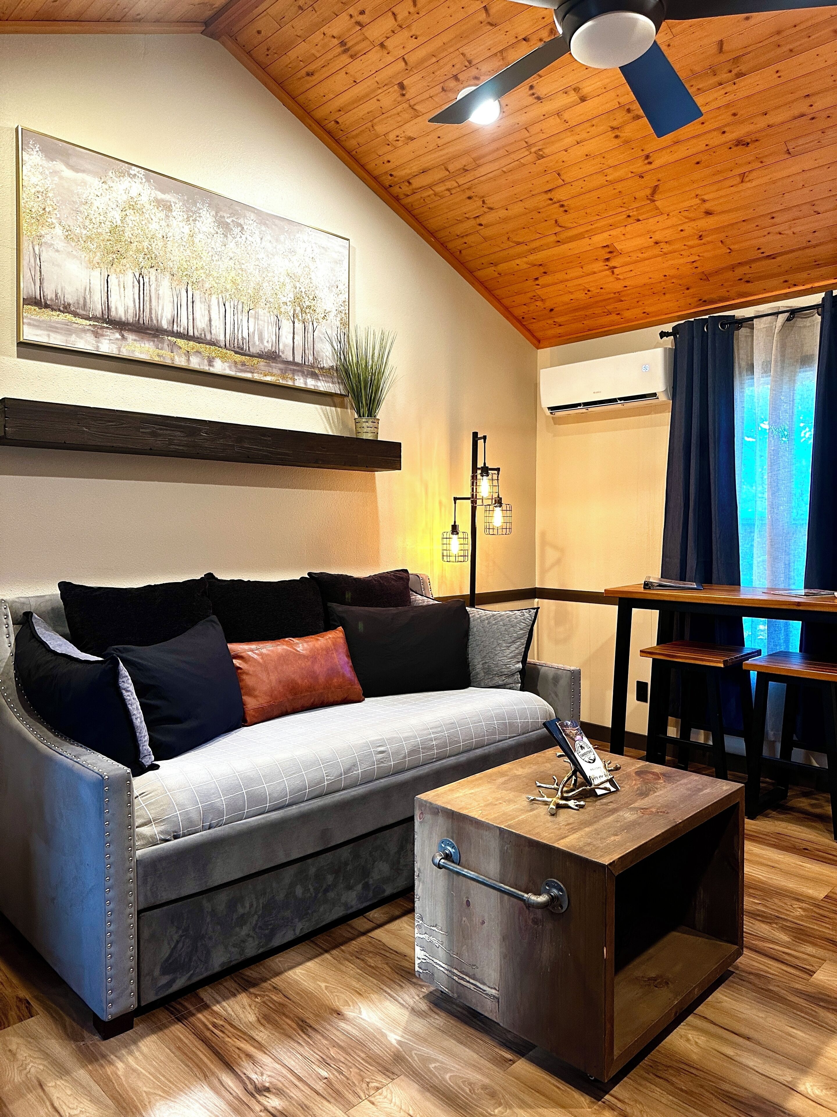 Freedom Cabin With Sandstone Canyon & Dock On The Wi River In Wisconsin Dells - Wisconsin Dells, WI