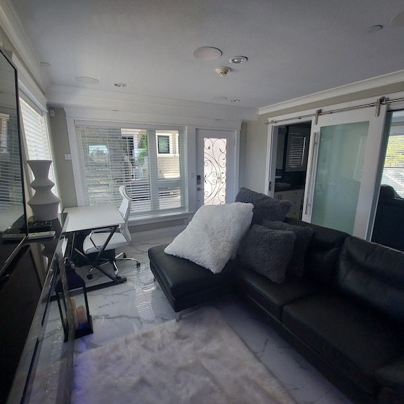 Beautiful Luxury 3 Bedroom Townhouse - Vancouver