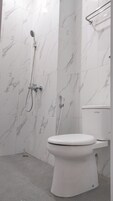 Chuveiro, ducha de hidromassagem, bidê, toalhas de banho