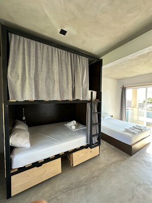 Quarto triplo superior, vista para o mar | Wi-Fi de cortesia, roupa de cama