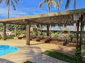 Piscina exterior, guarda-sóis, espreguiçadeiras 