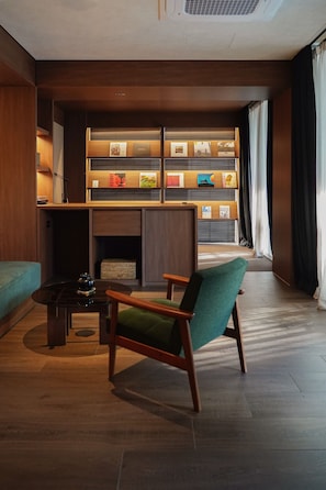 Quarto Triplo Básico | Roupa de alta qualidade, edredões de penas, minibar grátis, secretária 