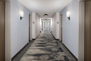 Roupas de cama antialérgicas, cofres nos quartos, escrivaninha