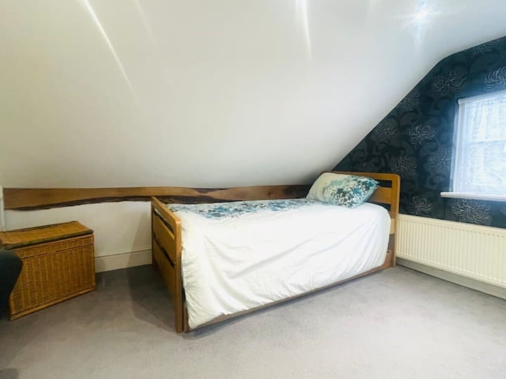 Beautiful 3 Bedroom Cottage - Enfield