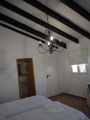 Quarto casal básico, 2 camas de solteiro, para não fumantes, vista para o jardim | Roupas de cama antialérgicas, individualmente mobiliados, escrivaninha