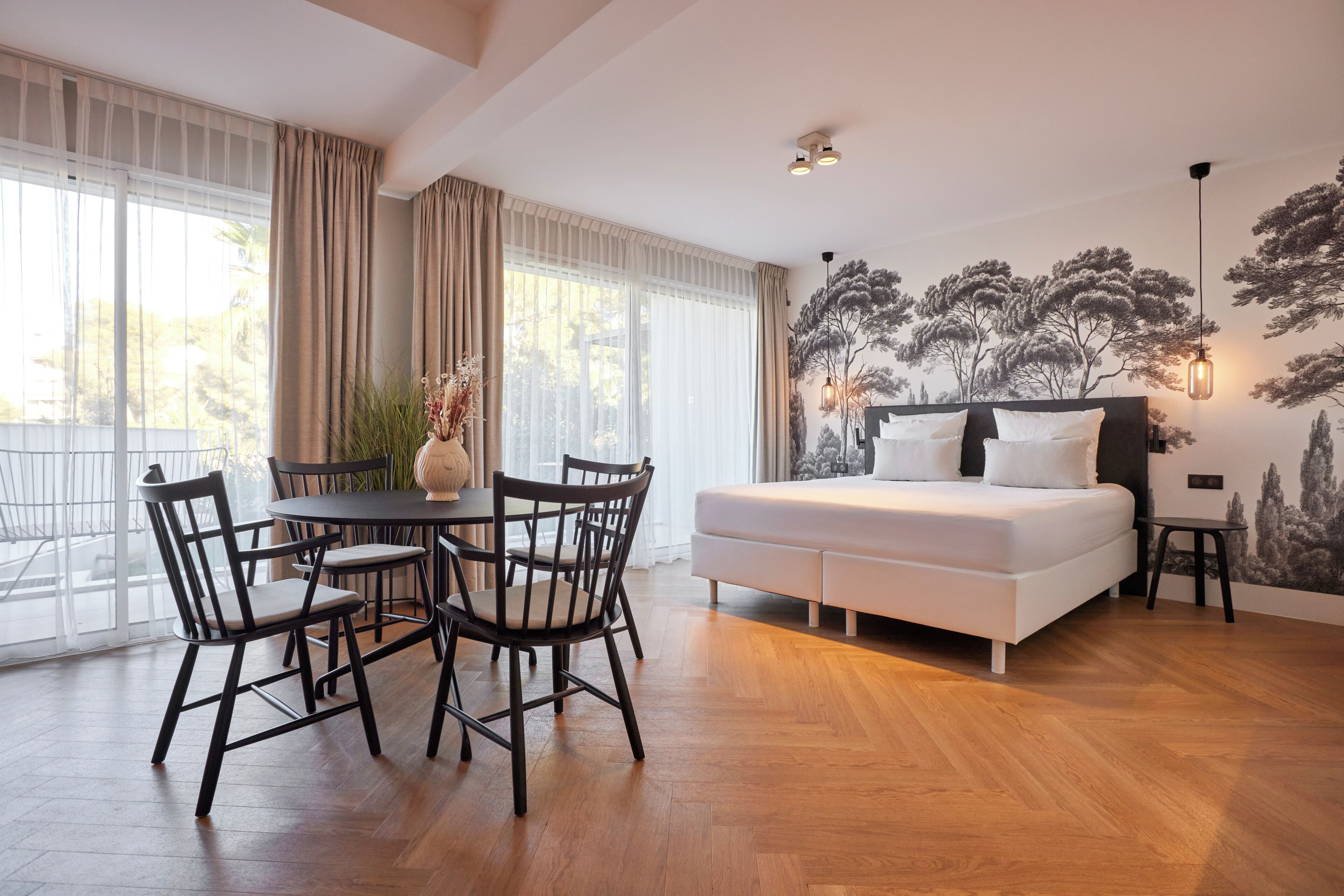 Suite Familiar (with bath) | Roupa de alta qualidade, minibar, cofre no quarto, secretária 