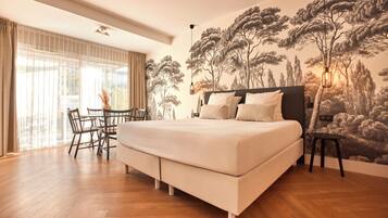 Suite Superior (with bath) | Roupa de alta qualidade, minibar, cofre no quarto, secretária