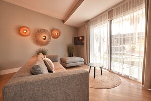 Suite Superior (with bath) | Roupa de alta qualidade, minibar, cofre no quarto, secretária