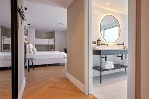 Suite Familiar | Roupa de alta qualidade, minibar, cofre no quarto, secretária