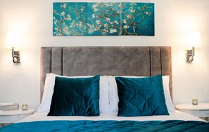 Quarto Duplo Deluxe | Minibar grátis, com decoração personalizada 