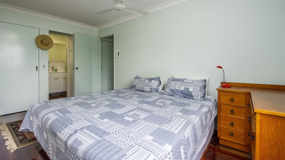'Ludbrookes' Is A Classic, Family, Holiday Home Located In A Quiet Residential Street Of Nelly Bay. - Townsville