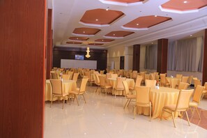 Café da manhã com buffet grátis todos os dias