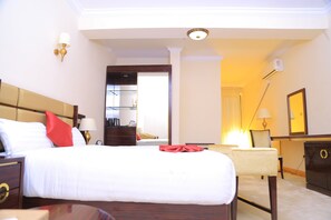 2 quartos, cofres nos quartos, escrivaninha