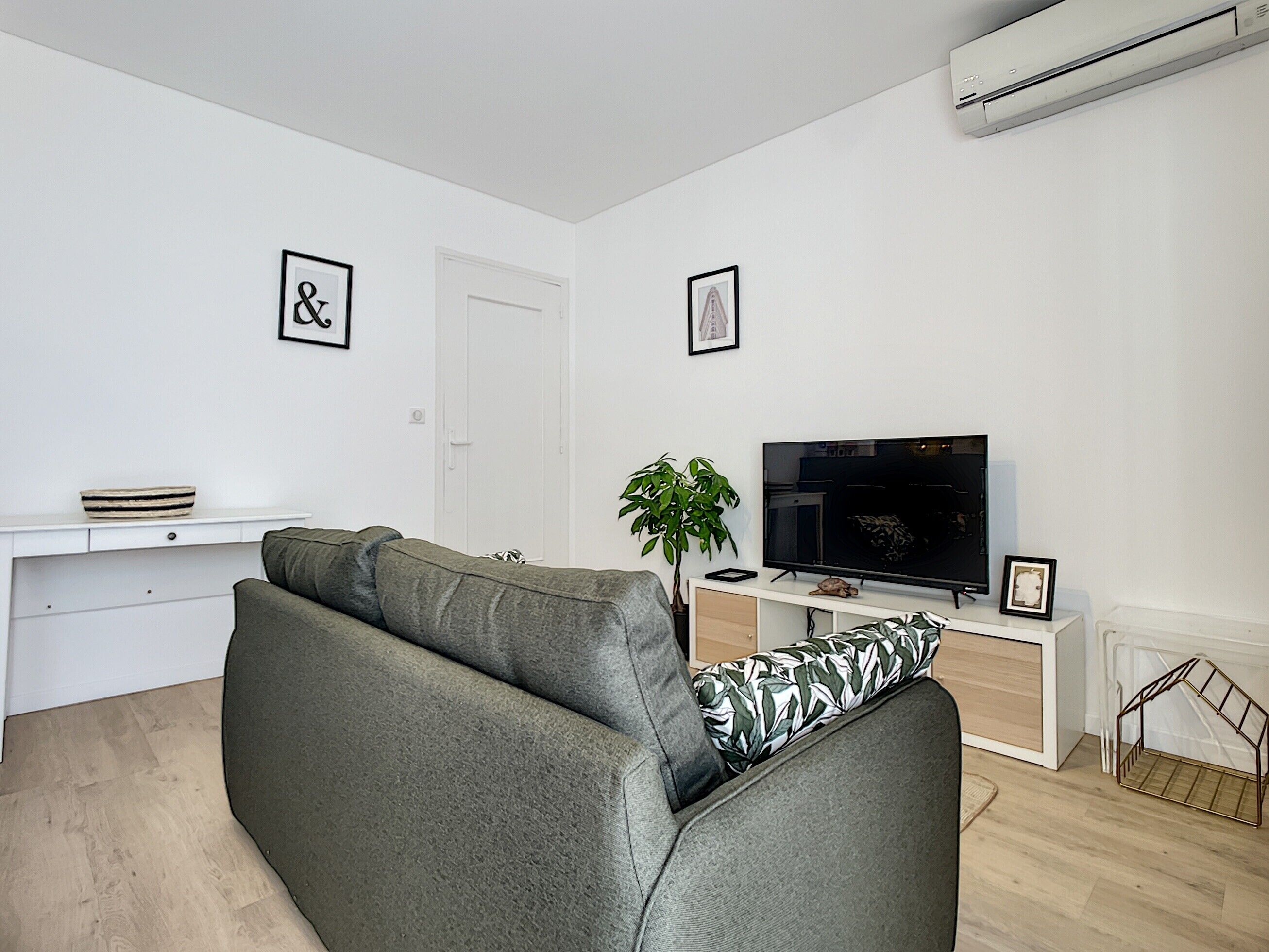 (052) Au Coeur De La Vie Juanaise - Antibes