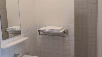 Quarto Duplo ou Twin Económico | Casa de banho | Toalhas fornecidas