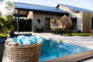 Piscina exterior, espreguiçadeiras 
