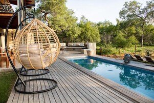 Piscina externa, espreguiçadeiras