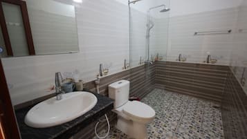 Chuveiro, chuveiro com efeito de chuva, produtos de toalete grátis