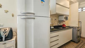 Apartamento | Cozinha privada | Um frigorífico/congelador grande, um micro-ondas, utensílios de cozinha