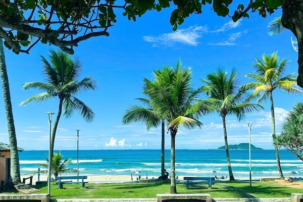 Apartamento | Praia | Na praia, praia de areia branca, guarda-sóis de praia