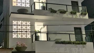 Fachada do alojamento (tarde/noite)