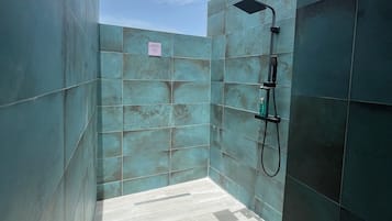 Quarto Standard, 1 cama de casal, casa de banho privativa | Casa de banho | Um polibã, um chuveiro fixo, toalhas fornecidas, sabão