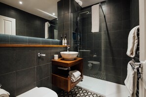 Quarto casal standard | Banheiro | Chuveiro, chuveiro com efeito de chuva, secador de cabelo, piso aquecido