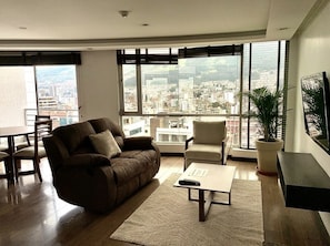 Apartment with City View - 1104 | Sala de estar | Televisor LED de 42 polegadas com canais digitais, Netflix 