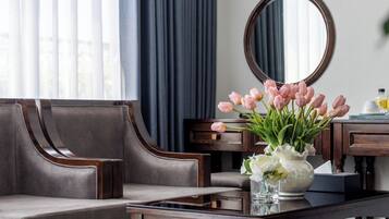 Suíte clássica, sacada, ao lado da piscina | Opções para refeição no quarto