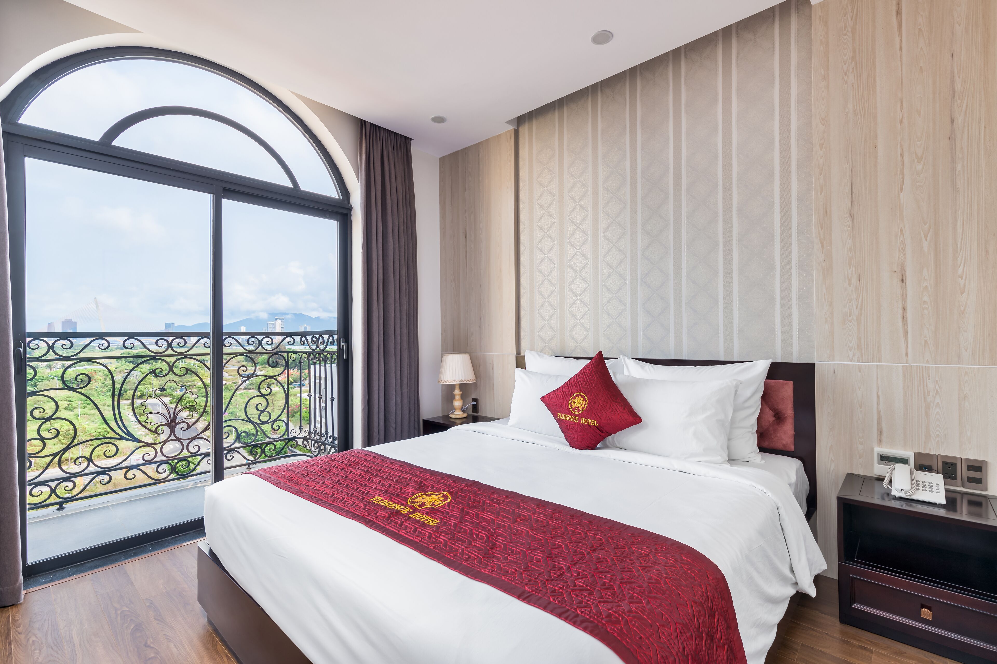 Quarto de hotel com uma cama grande, vista da cidade através de uma varanda e design moderno.