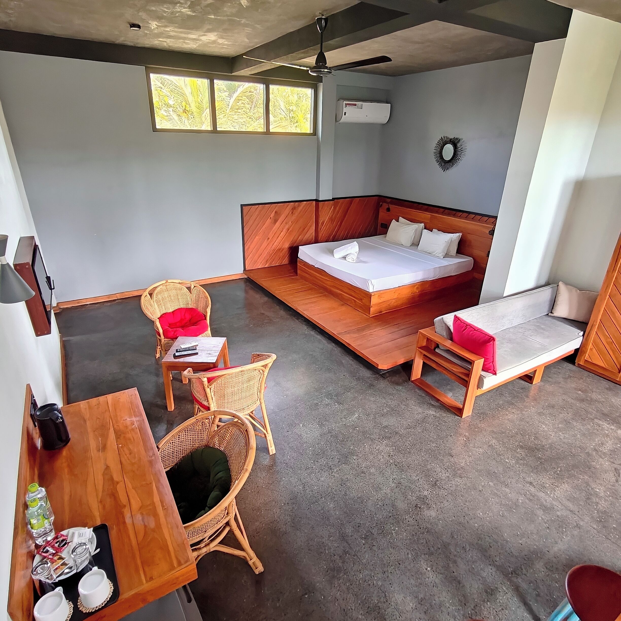 Quarto Exclusivo | Com decoração personalizada, com mobília individualizada, secretária 