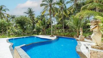 Piscina externa, espreguiçadeiras