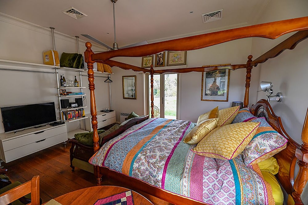 Galahad's Animal Sanctuary & B&b / Tour / Farmstay - Gisborne