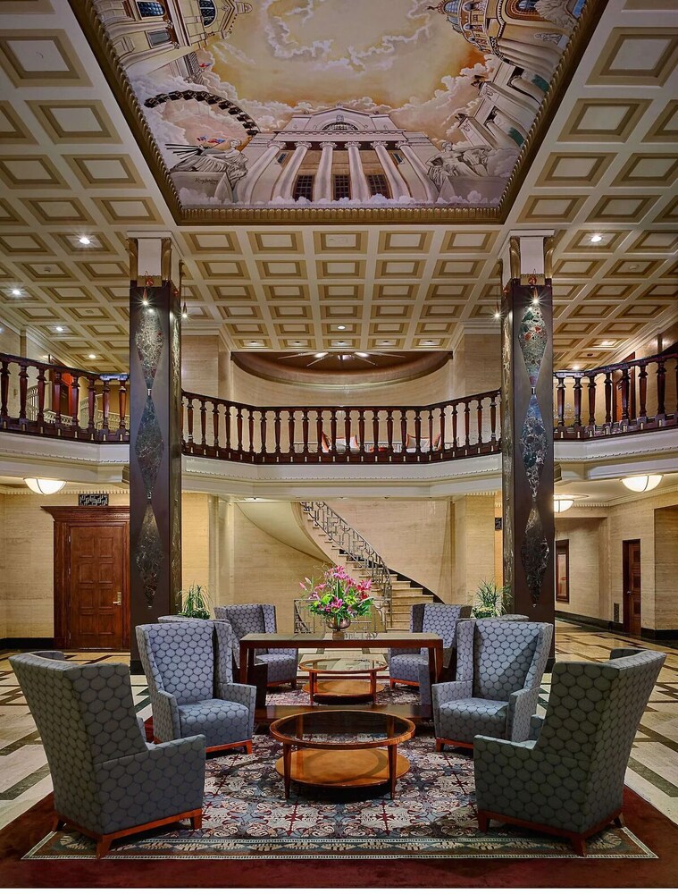 Close to Missouri History Museum! Pets Allowed! W/ Parking, Pool, and ...
