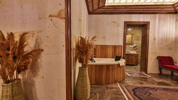 Superior King Suite (Jacuzzi) | 1 quarto, roupa de alta qualidade, minibar, com decoração personalizada