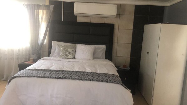 Captivating 1-bed Studio In Springs - Delmas